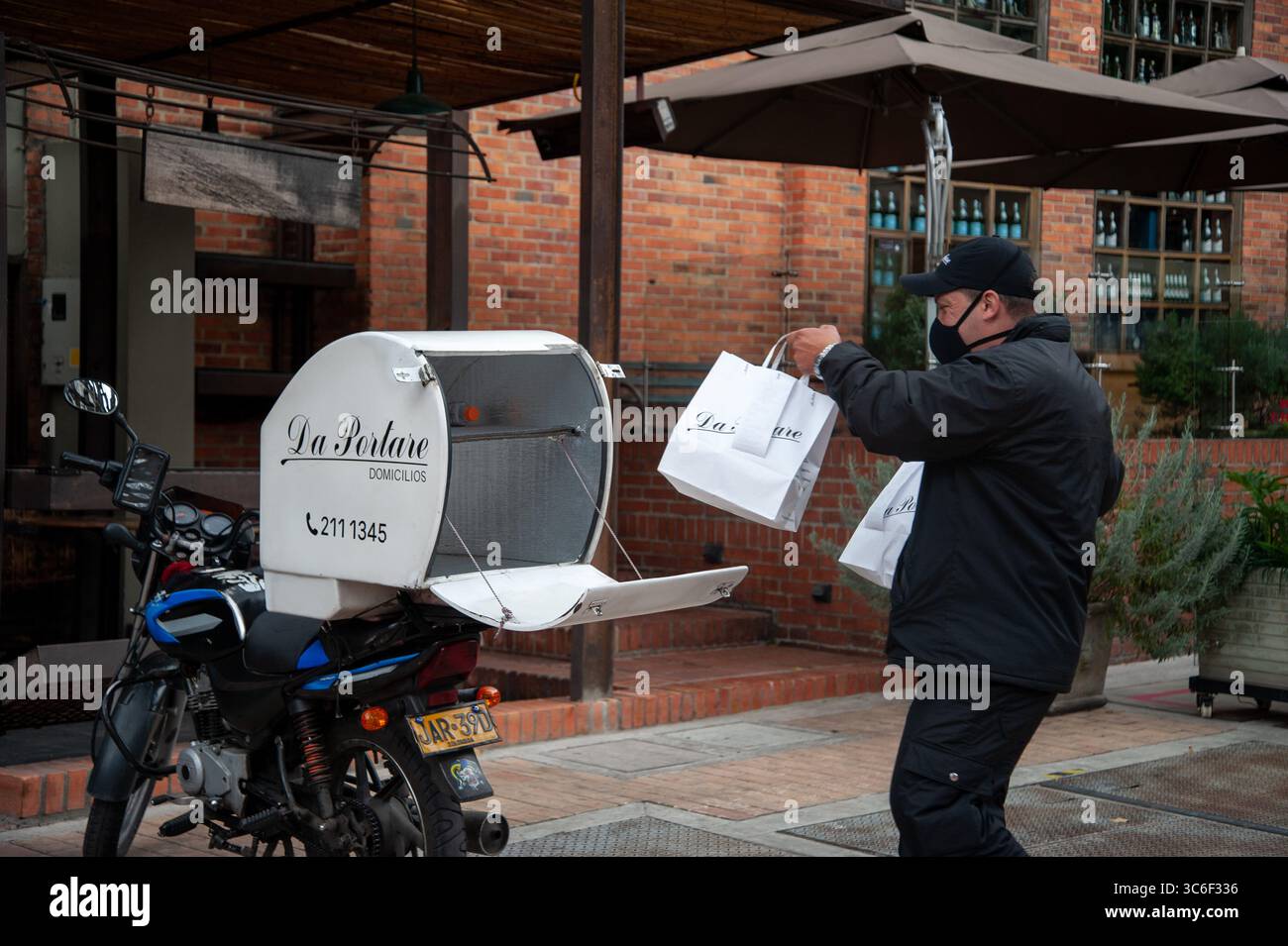 Restaurant covid charge hi-res stock photography and images - Alamy