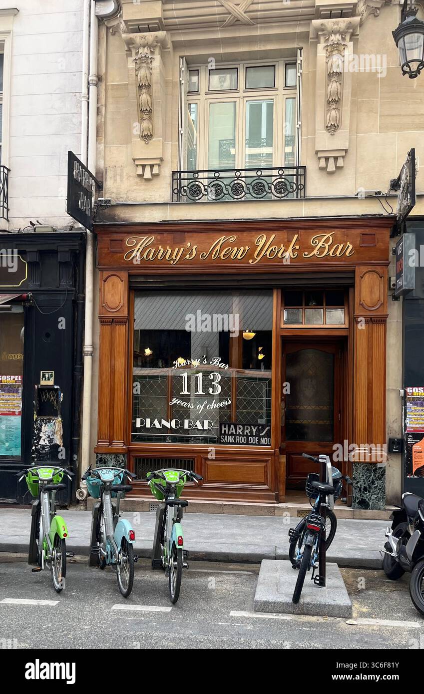 First bar in paris to offer coca cola hi-res stock photography and ...