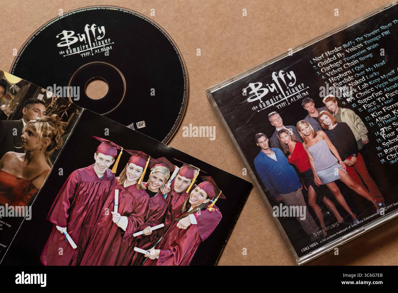 Sarah michelle gellar buffy willow hi-res stock photography and images ...