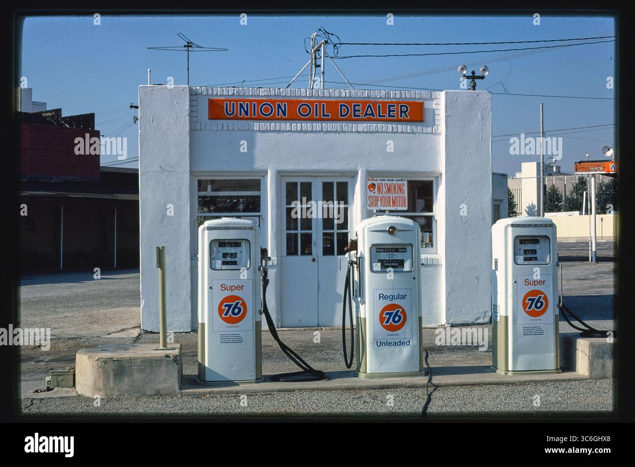 76 gas station hi-res stock photography and images - Alamy