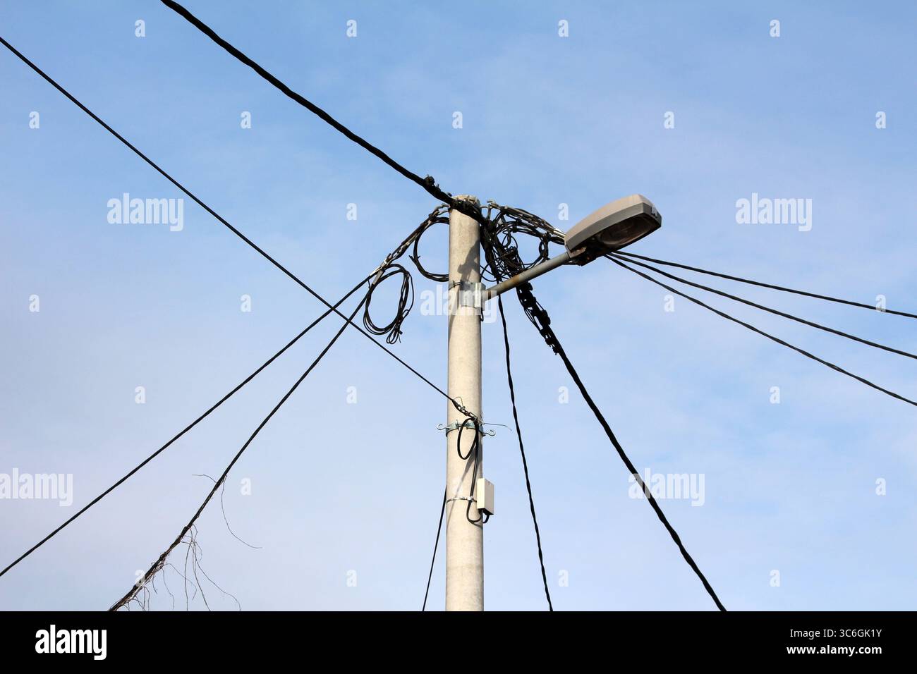 Tangled overhead electrical wires hi-res stock photography and images ...