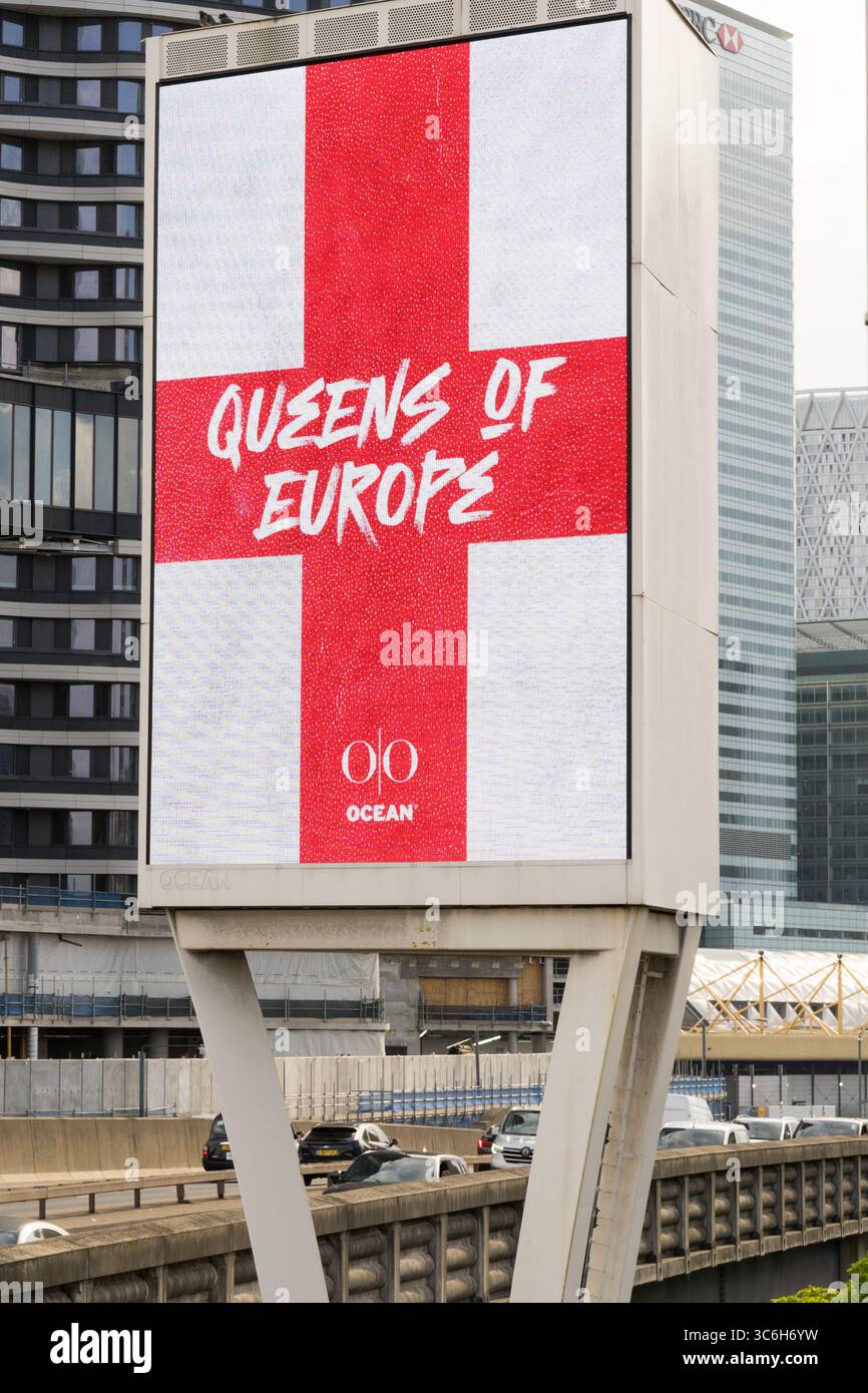 Ocean Outdoor Digital Billboards Display England Flag and ...