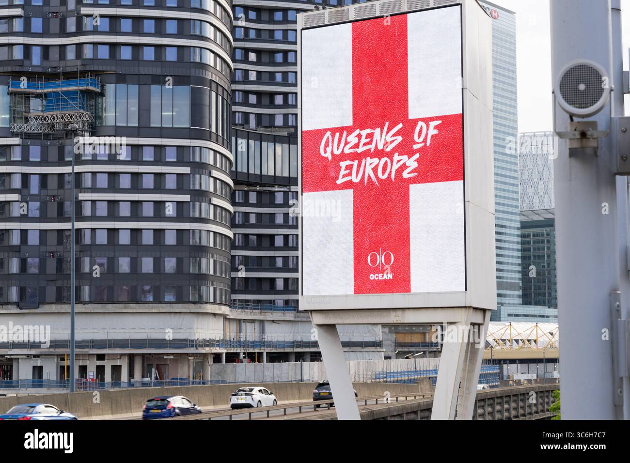 Ocean Outdoor Digital Billboards Display England Flag and ...