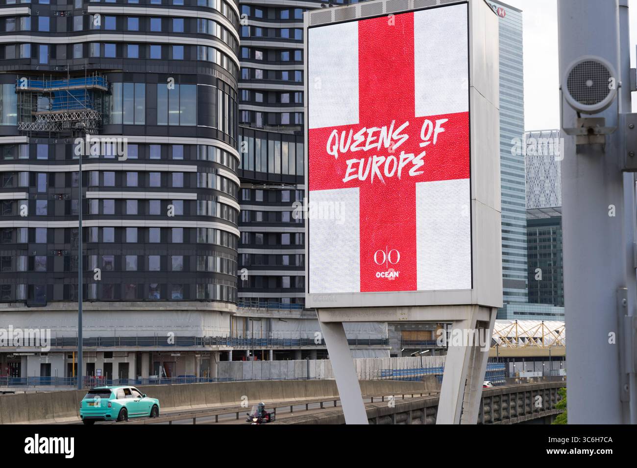 Ocean Outdoor Digital Billboards Display England Flag and ...