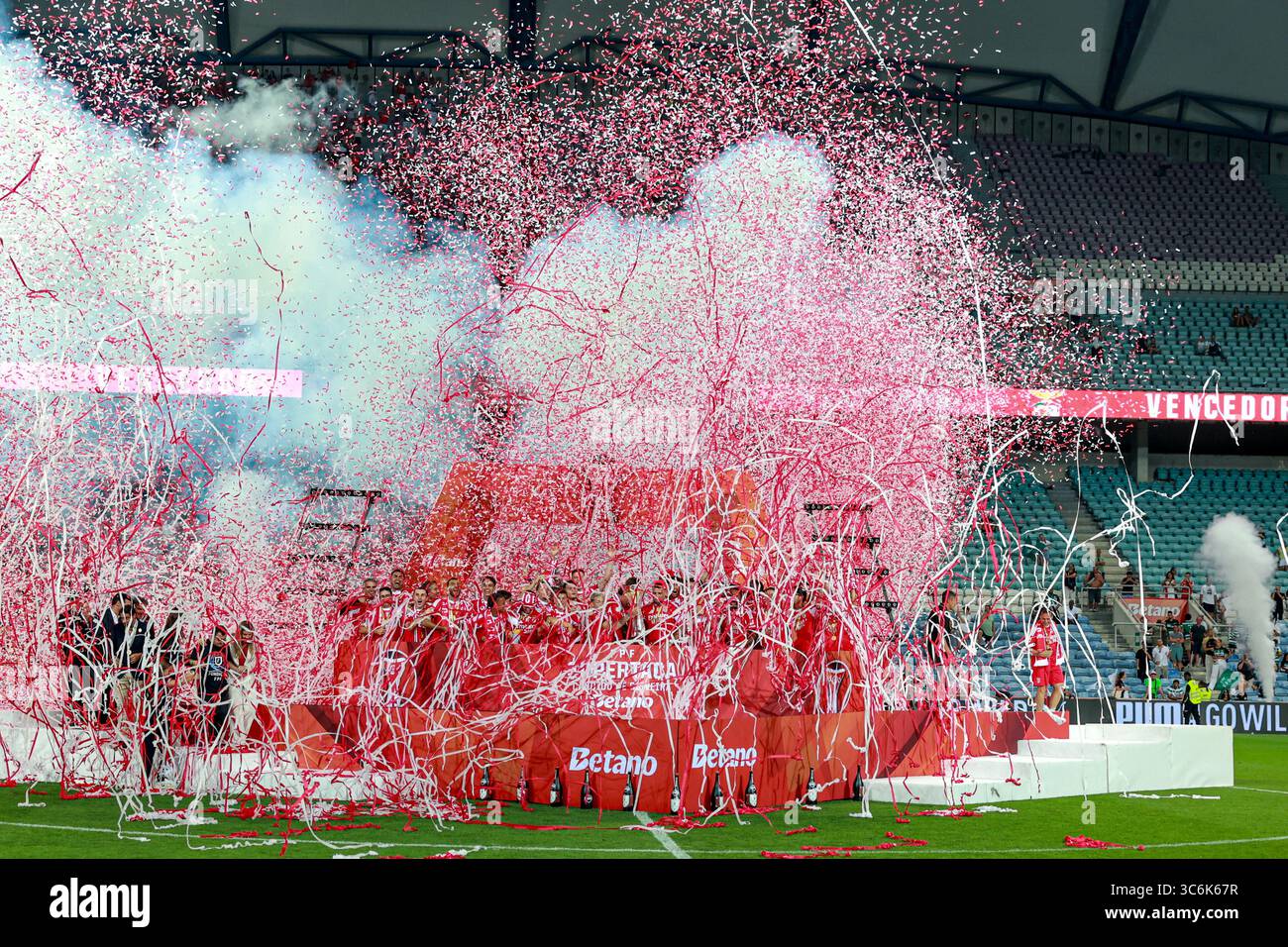 SL Benfica players celebrate with the trophy after winning the Portugal ...