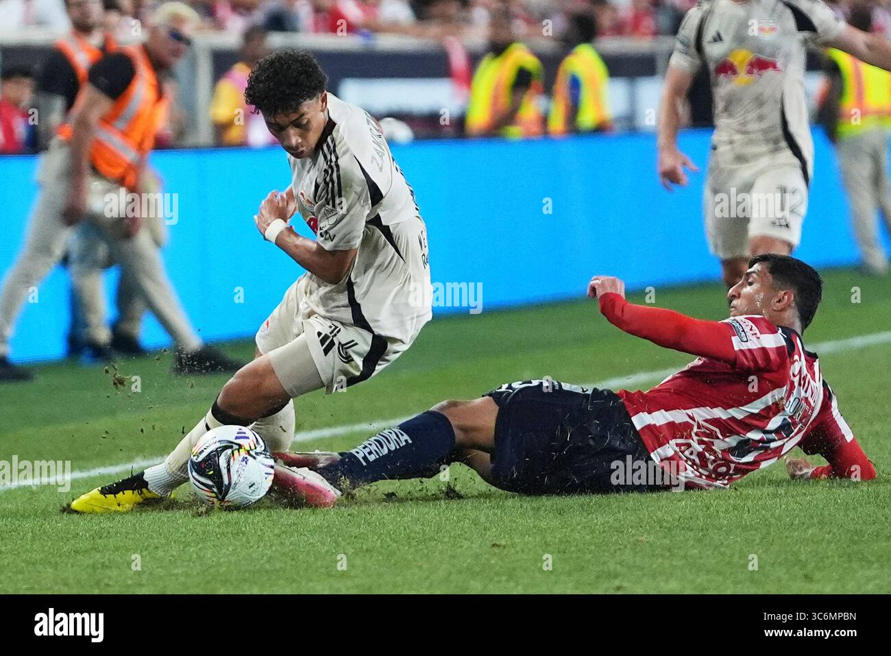 Chivas' Víctor Guzmán, right, battles for the ball with New York Red ...