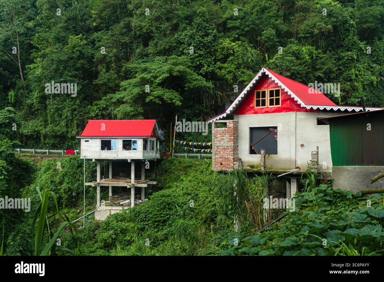Off grid homes hillside living hi-res stock photography and images - Alamy