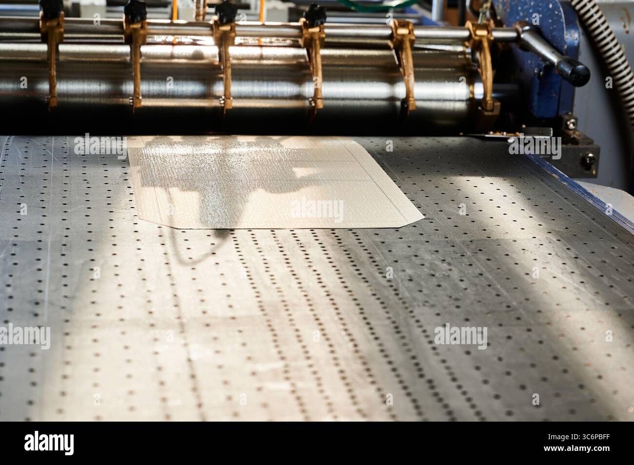 Glue-spreading machine efficiently applies adhesive during cardboard ...