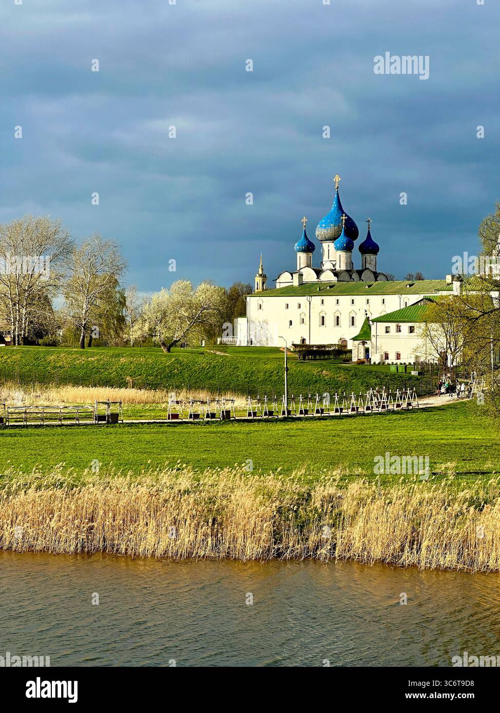 White walls golden domes hi-res stock photography and images - Alamy