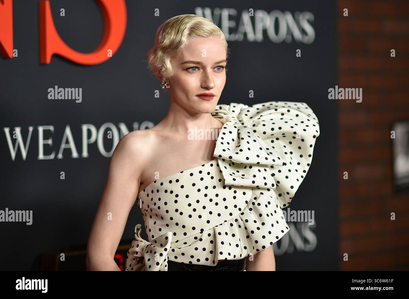 Julia Garner arrives at the premiere of "Weapons" on Thursday, July 31 ...