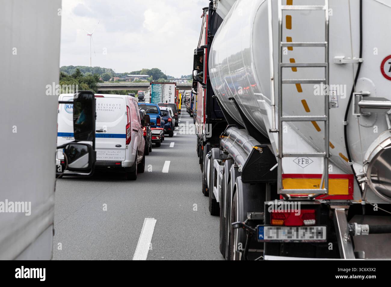 Stau auf der A2 in Richtung Dortmund, Vollsperrung durch Unfall A2 ...