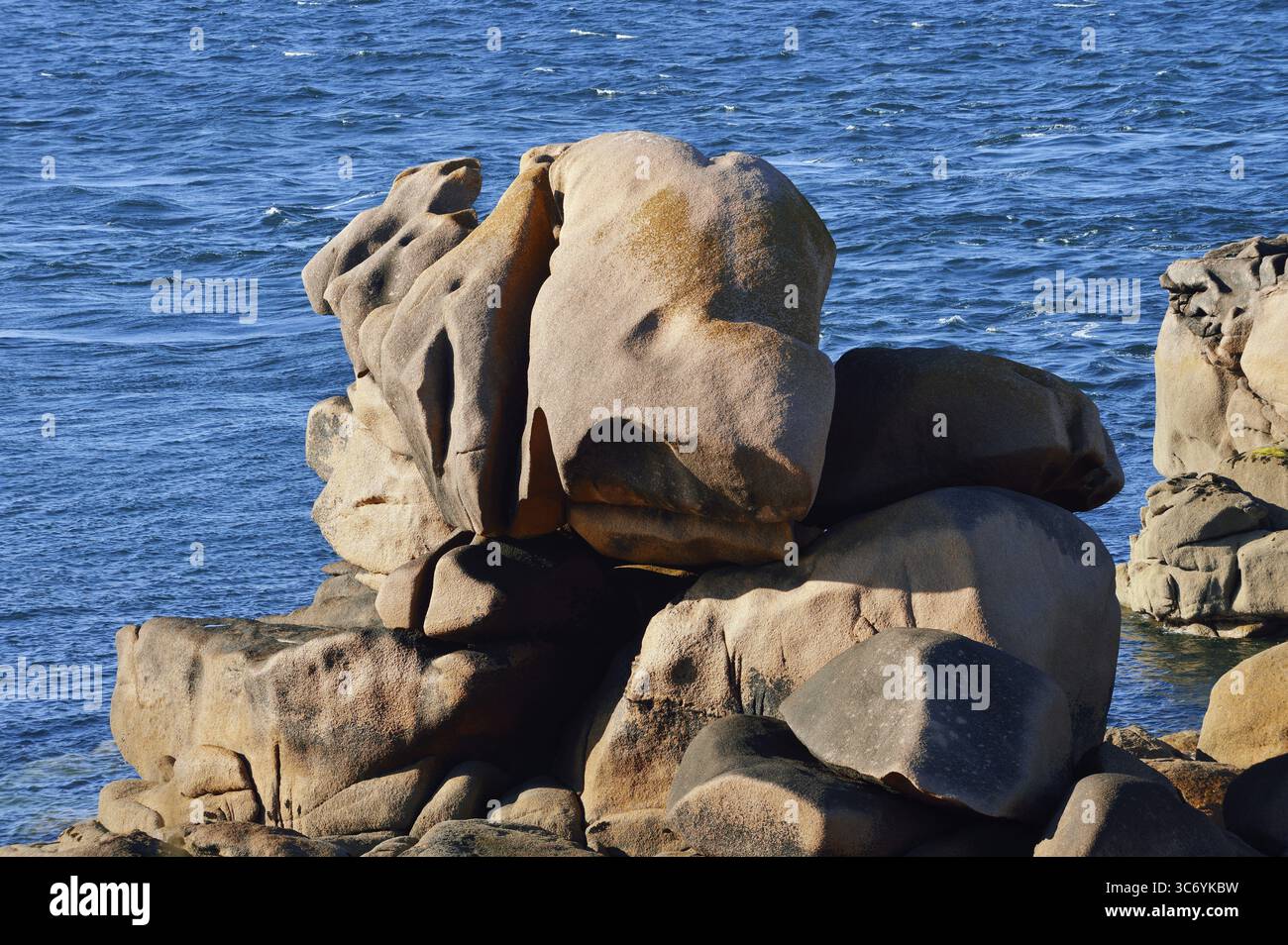 Granite rocks on the coast, Cote de Granit Rose near Ploumanac'h, Cotes ...