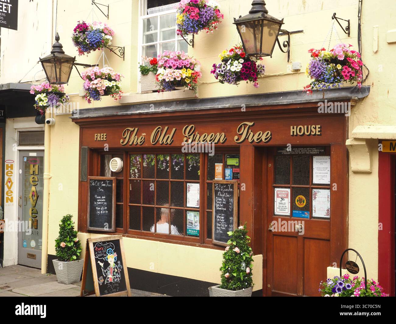 Flowere baskets hi-res stock photography and images - Alamy