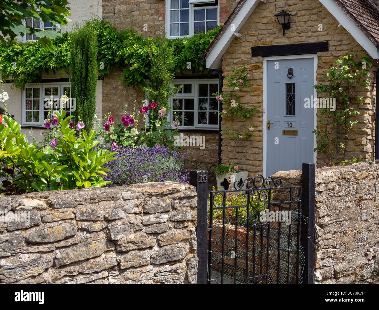 Stone house cottage garden hi-res stock photography and images - Alamy