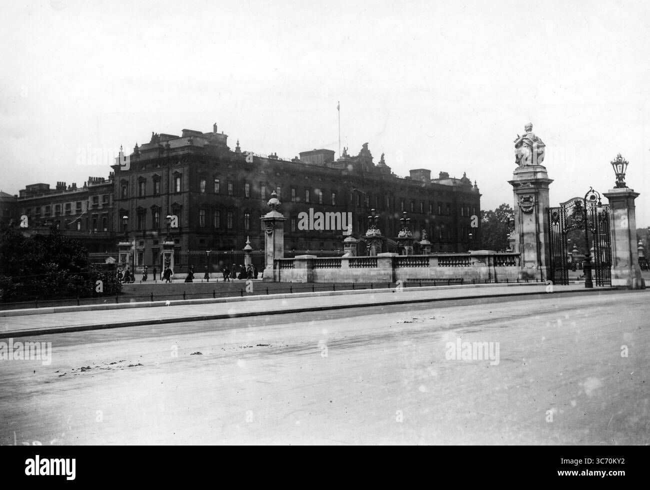 This was the old Buckingham Palace before the changes were started in ...