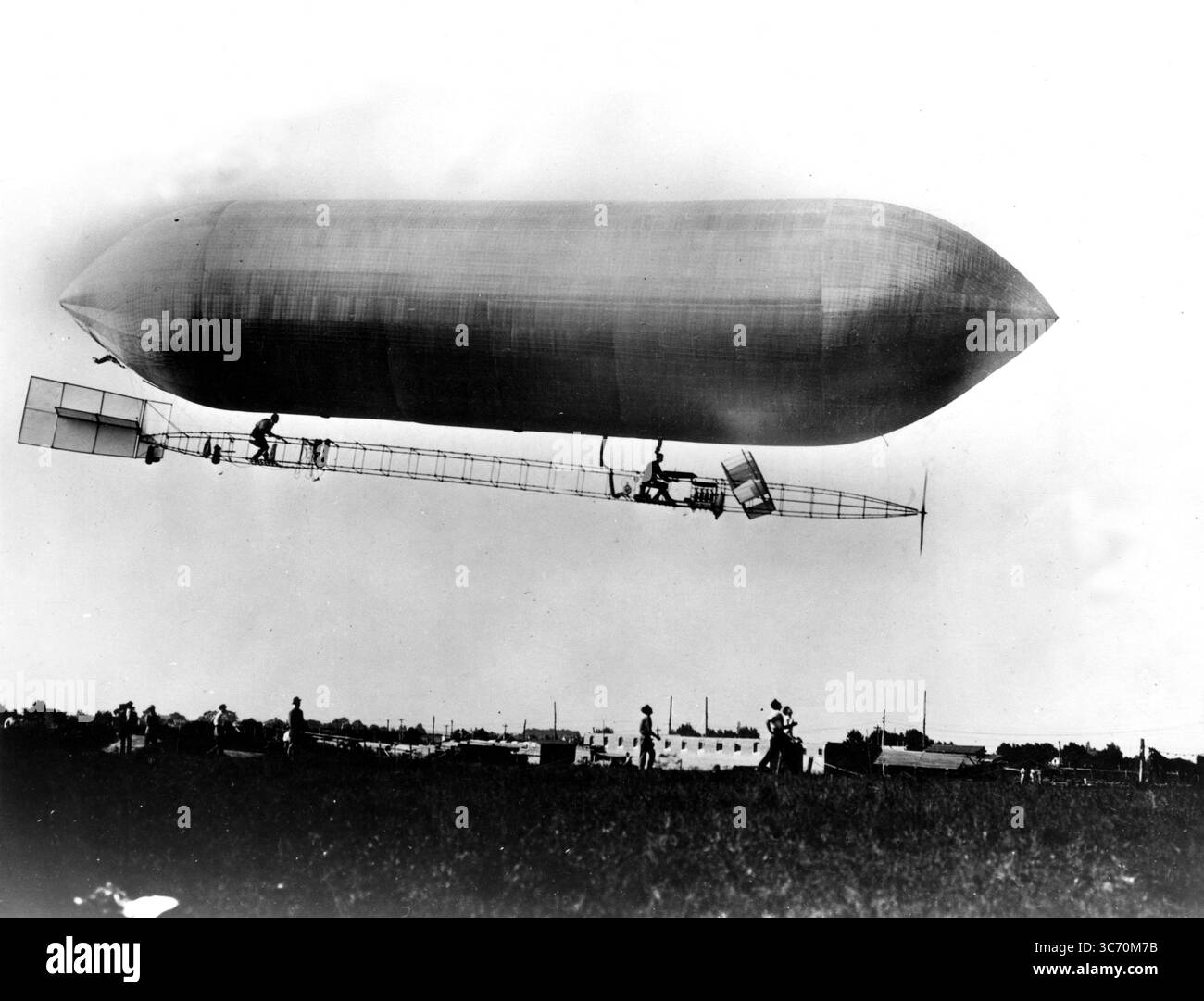 Early Aviation Signal Corps Dirigible No. 1. The US Army's first ever ...