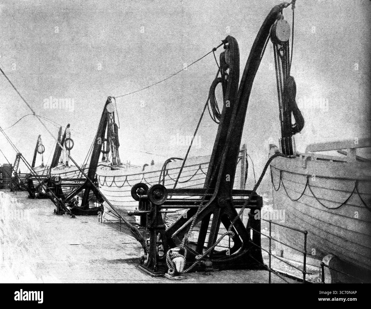 Welin davits hi-res stock photography and images - Alamy