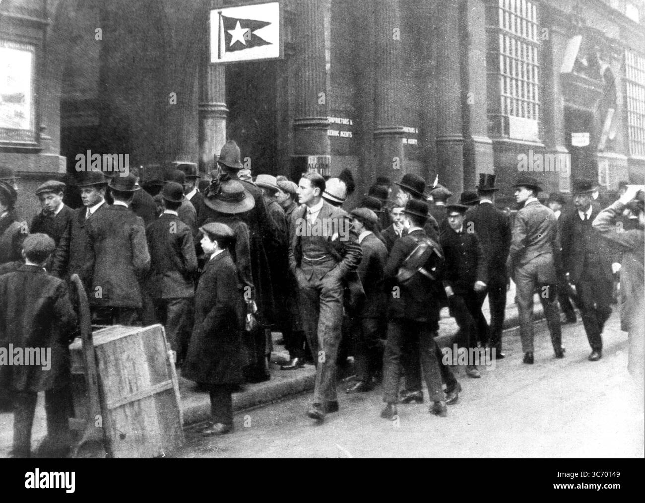 White star line titanic flag Black and White Stock Photos & Images - Alamy