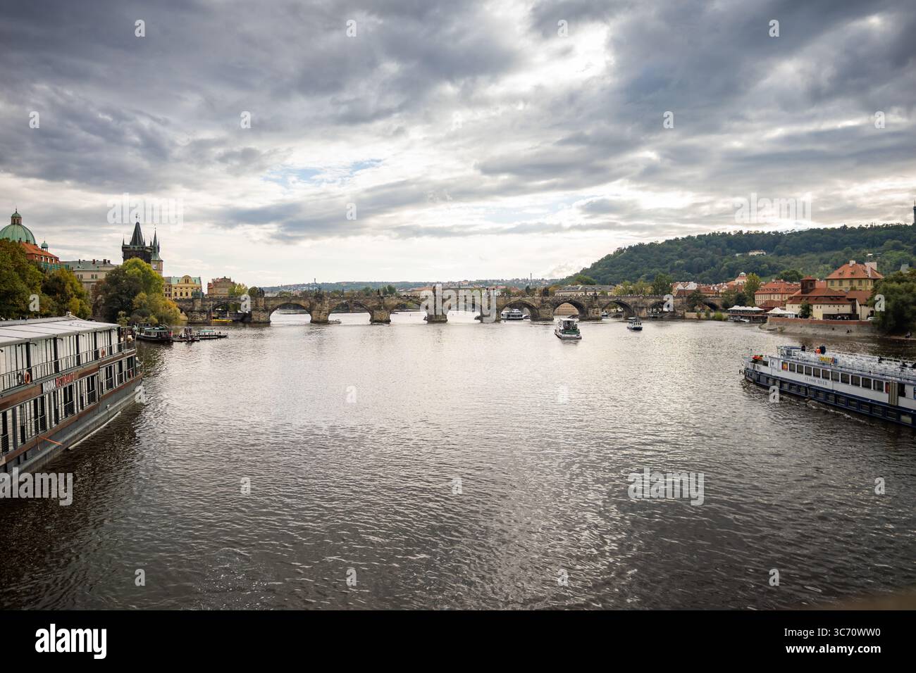 Manes bridge tourist boats on hi-res stock photography and images - Alamy