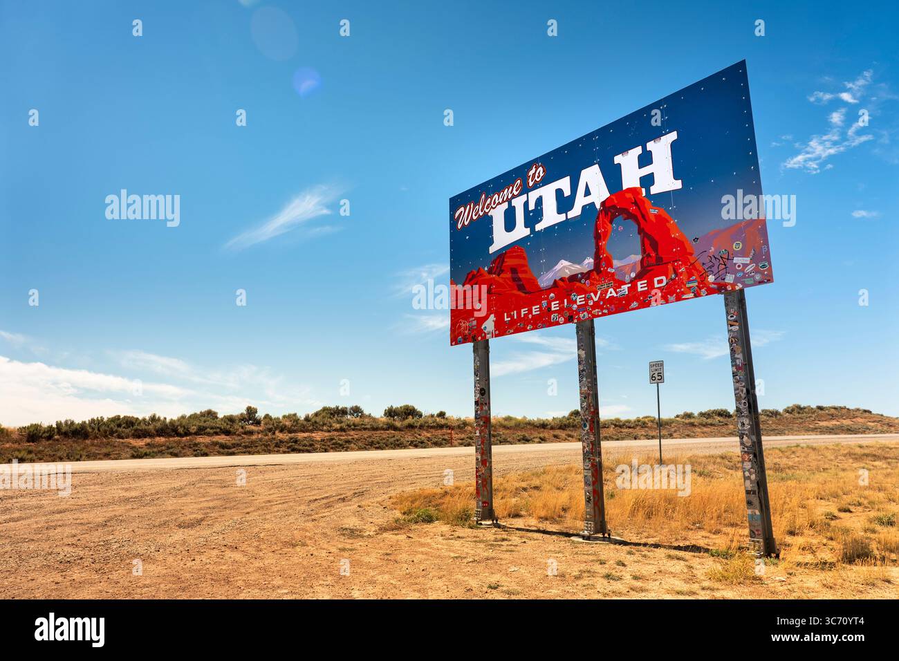 Utah state welcome sign on the side of the interstate highway border ...