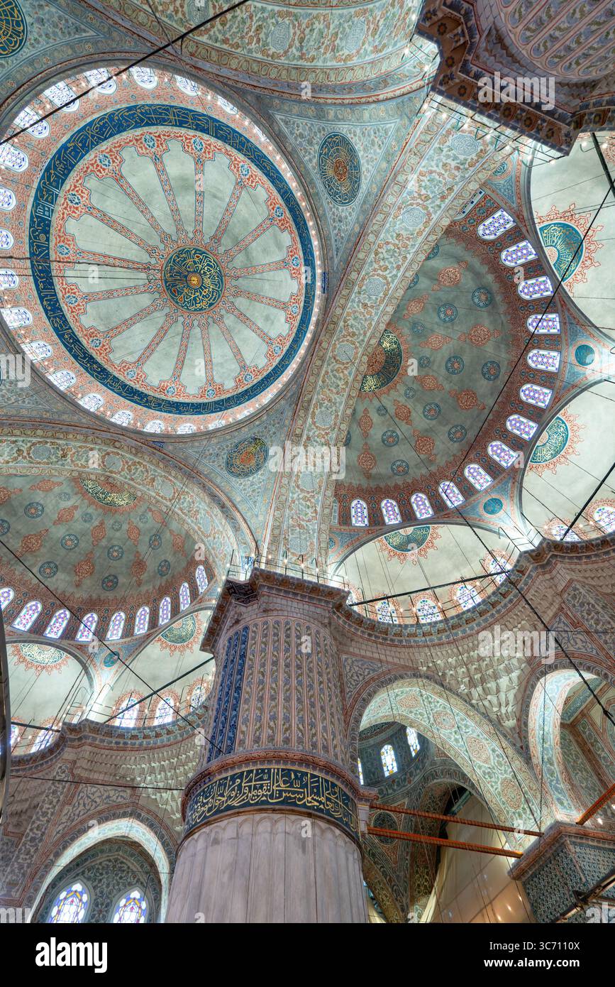 Blue mosque interior dome hi-res stock photography and images - Alamy