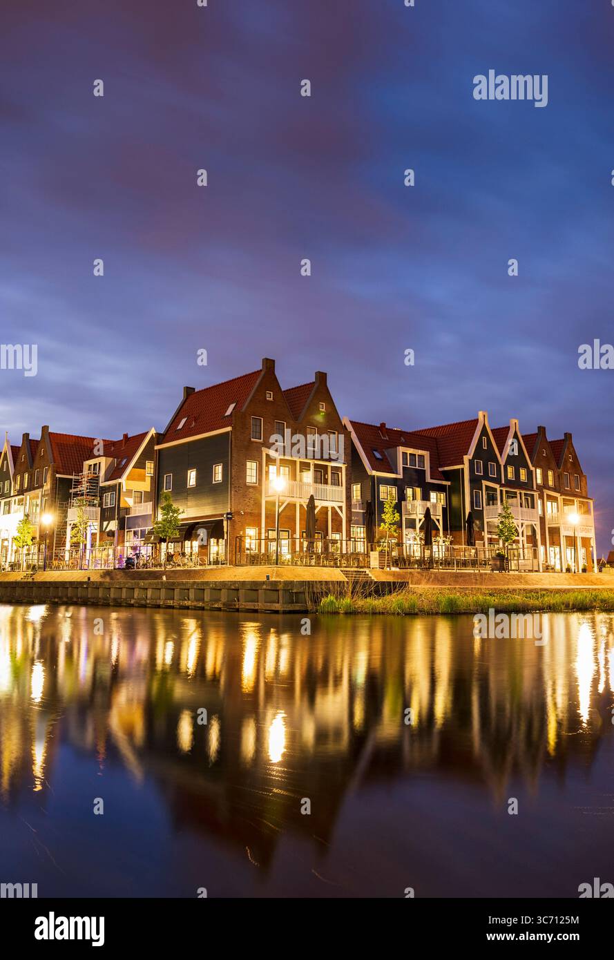 Amazing Summer Sunset Over the Traditional Dutch Houses of Volendam ...