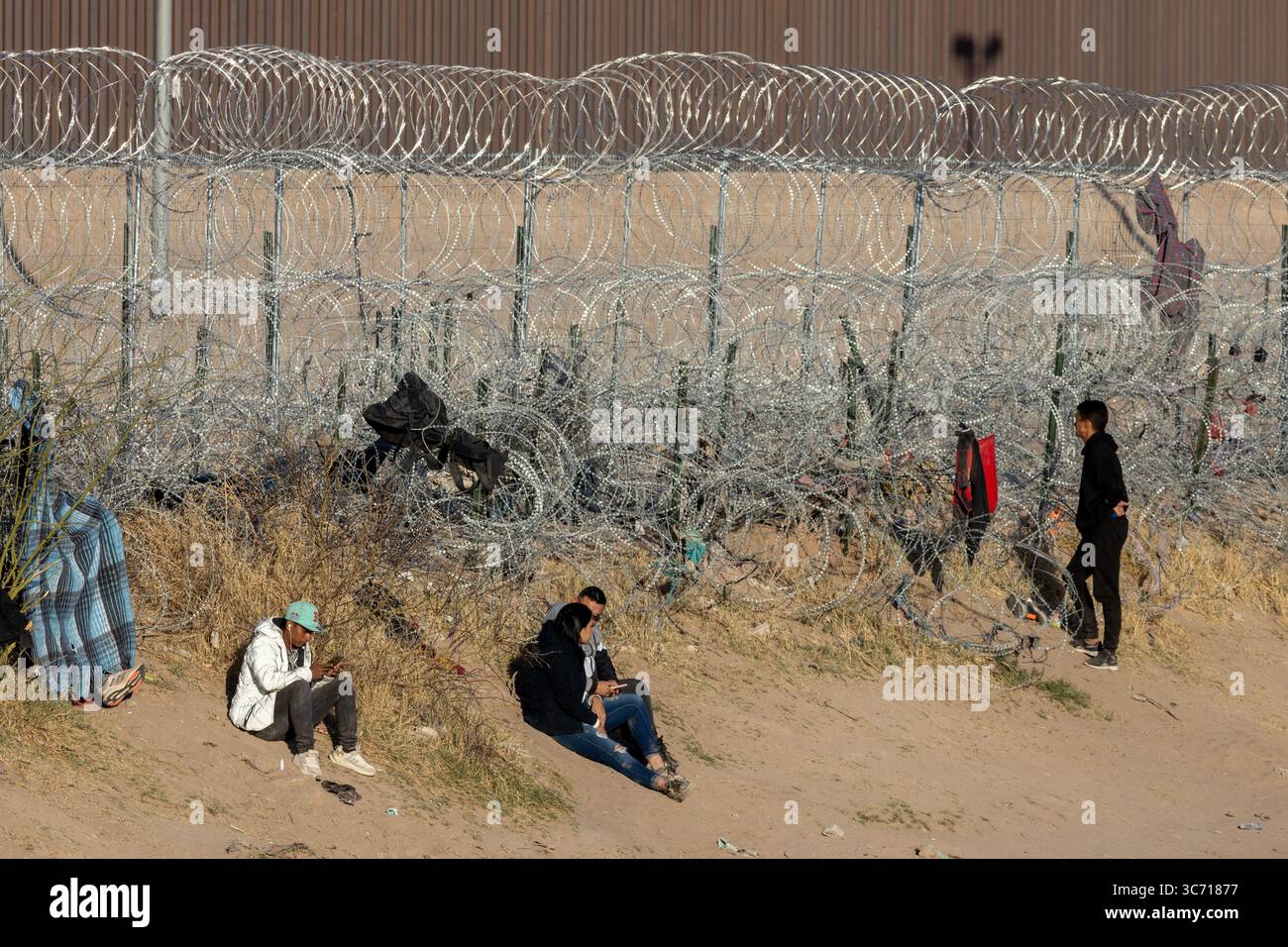 Civilians at Ciudad Juarez border, a symbol of harsh migration ...