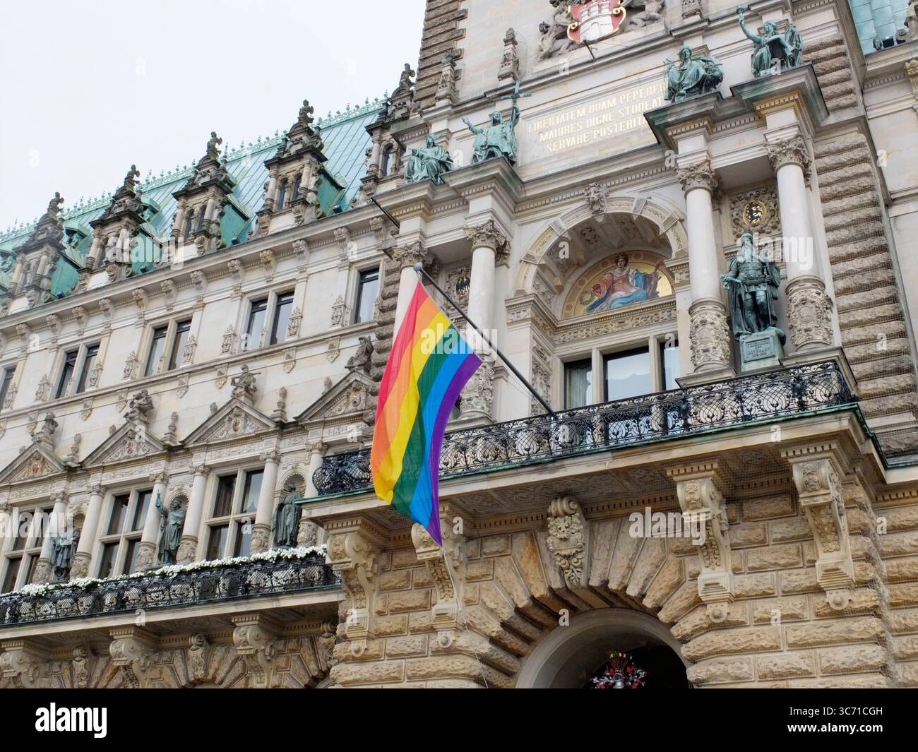 Hamburger Rathaus mit Regenbogenflagge Regenbogenflagge weht am ...
