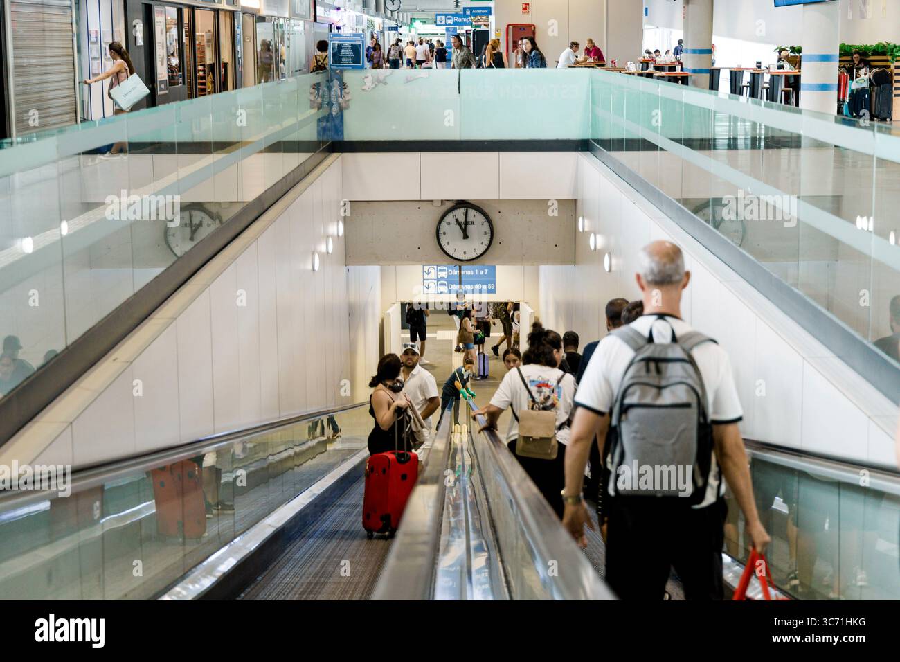 Several people with suitcases on the conveyor belt at the Méndez Álvaro ...