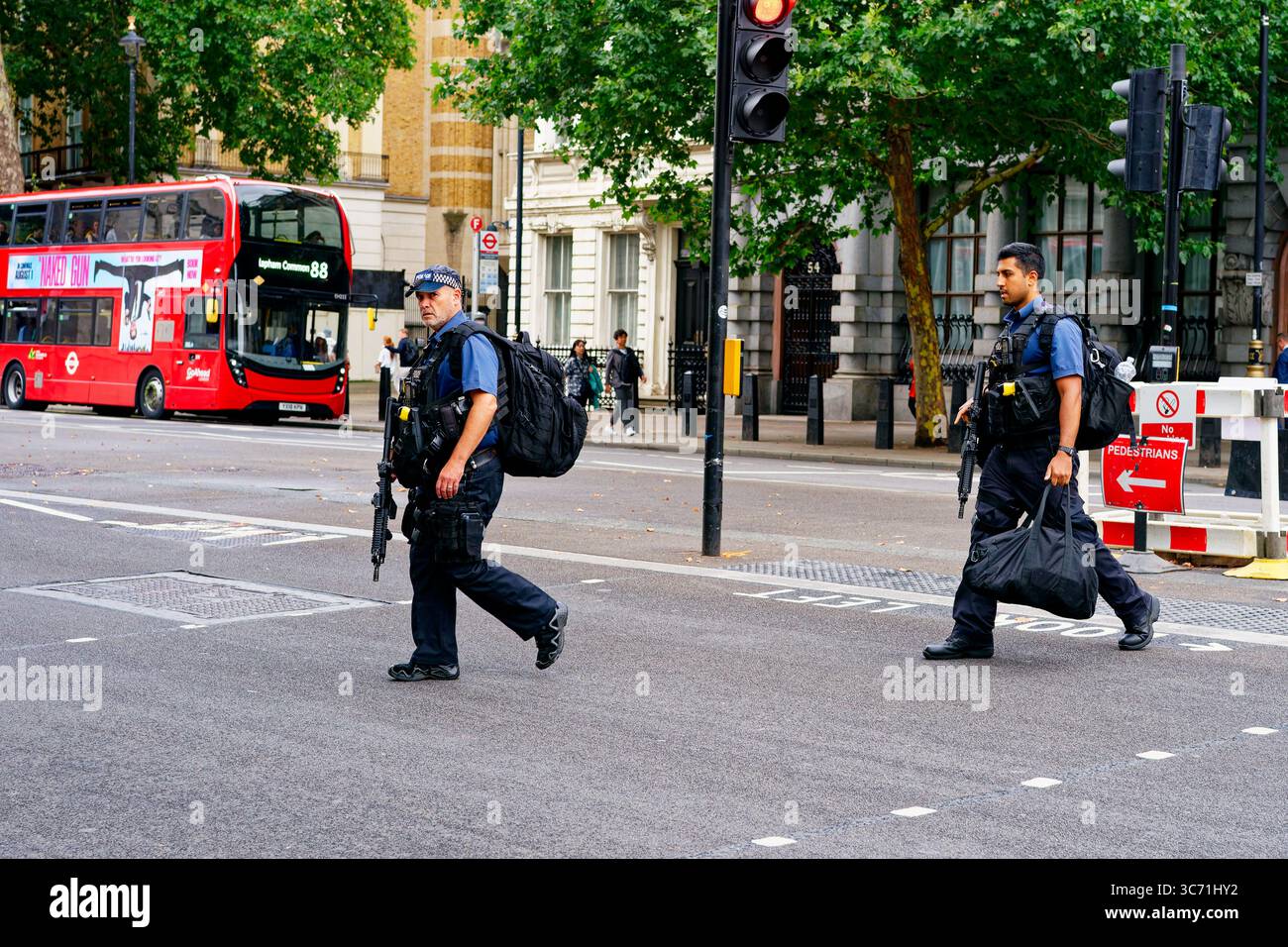 Metropolitan Police Specialist Firearms officers SCO19 Stock Photo - Alamy