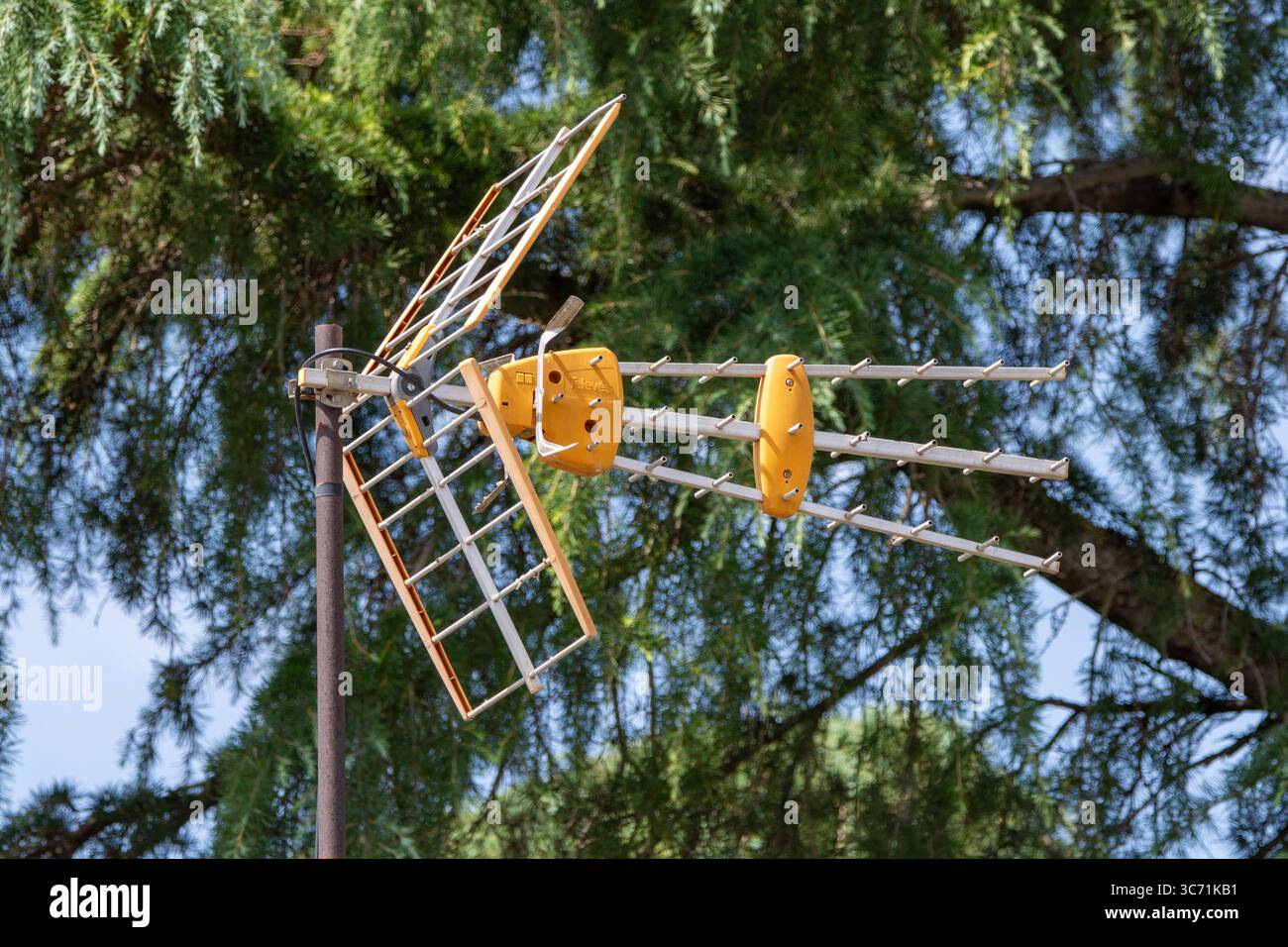 Standard Yagi television antenna for receiving digital terrestrial ...