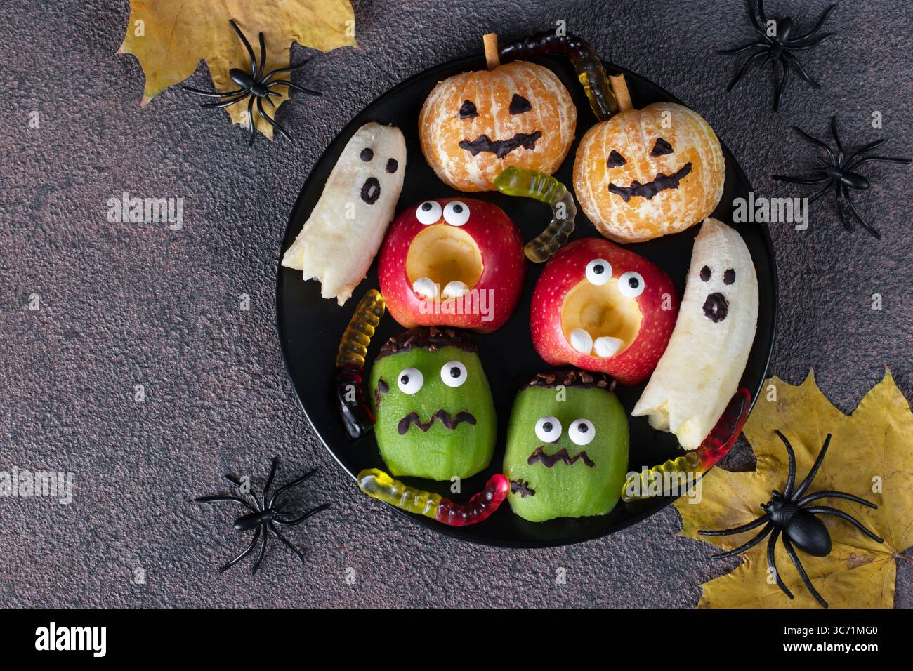 Halloween dinner party serving delicious hi-res stock photography and ...