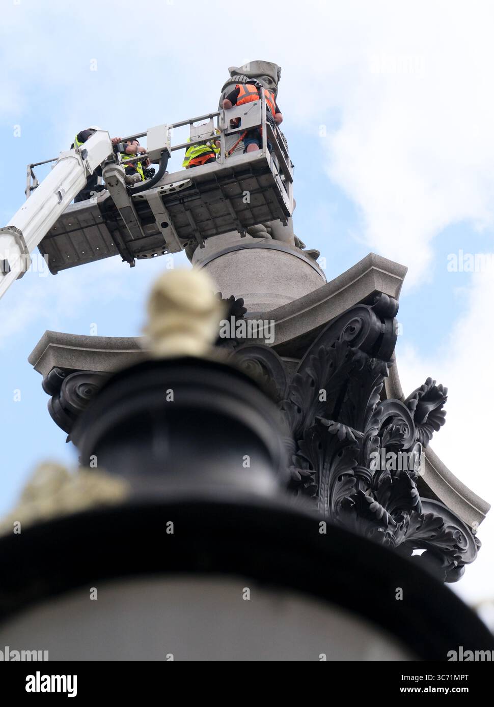 Trafalgar Square, London, UK. 1st Aug 2025. Workers on a cherry picker ...