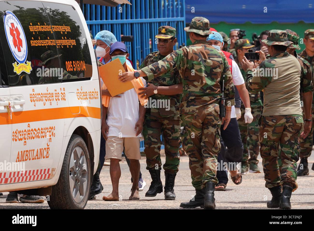 (250801) -- ODDAR MEANCHEY, Aug. 1, 2025 (Xinhua) -- Cambodian soldiers ...