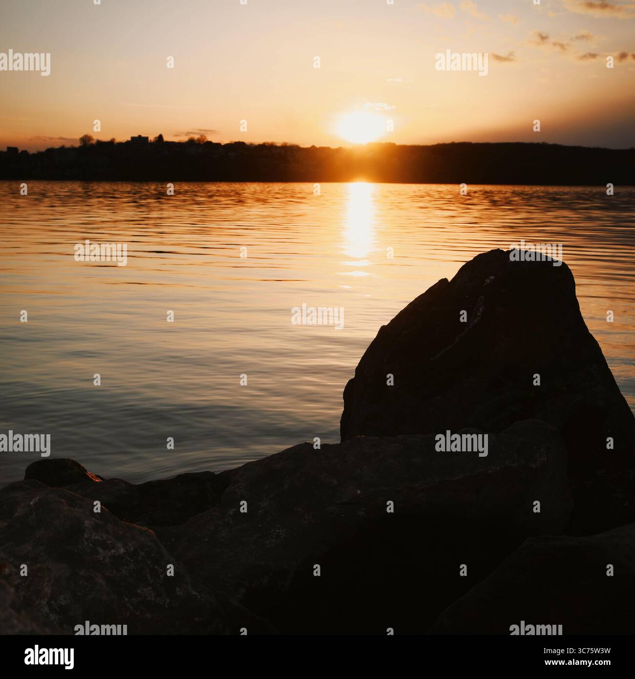 Lake orange sunset rock hi-res stock photography and images - Alamy