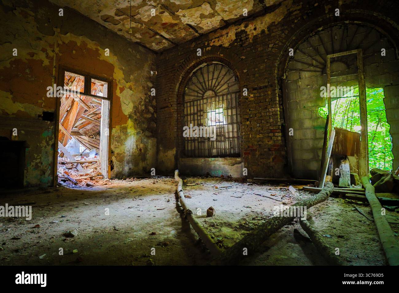 abandoned cellar room Stock Photo - Alamy