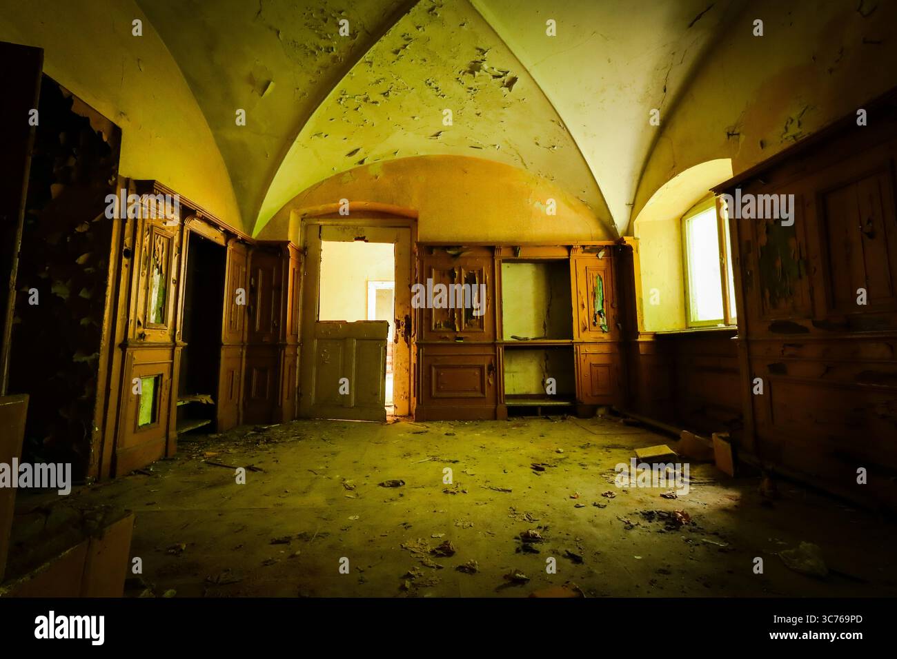 Empty room inside abandoned hi-res stock photography and images - Alamy