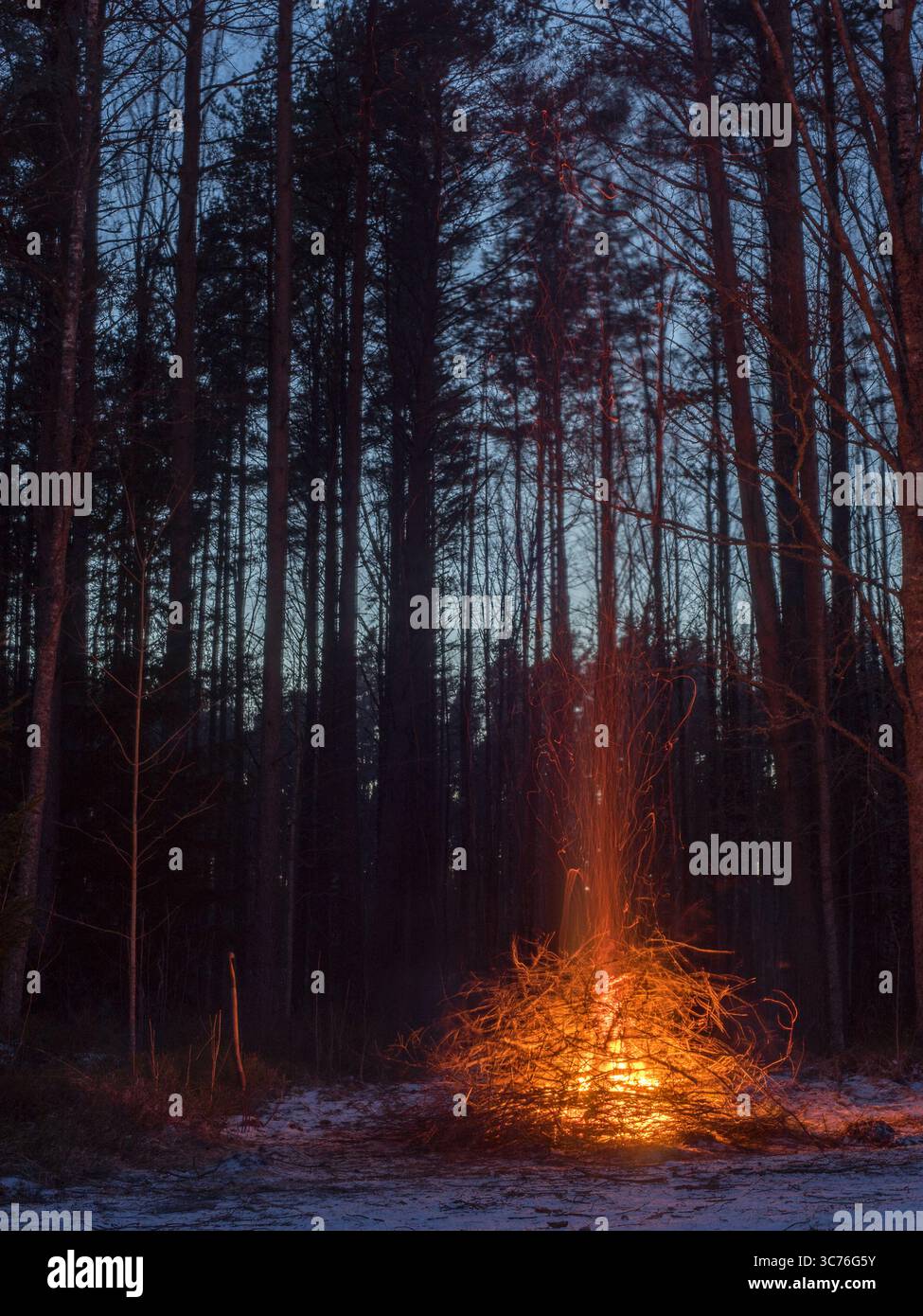 Campfire against twilight sky hi-res stock photography and images - Alamy