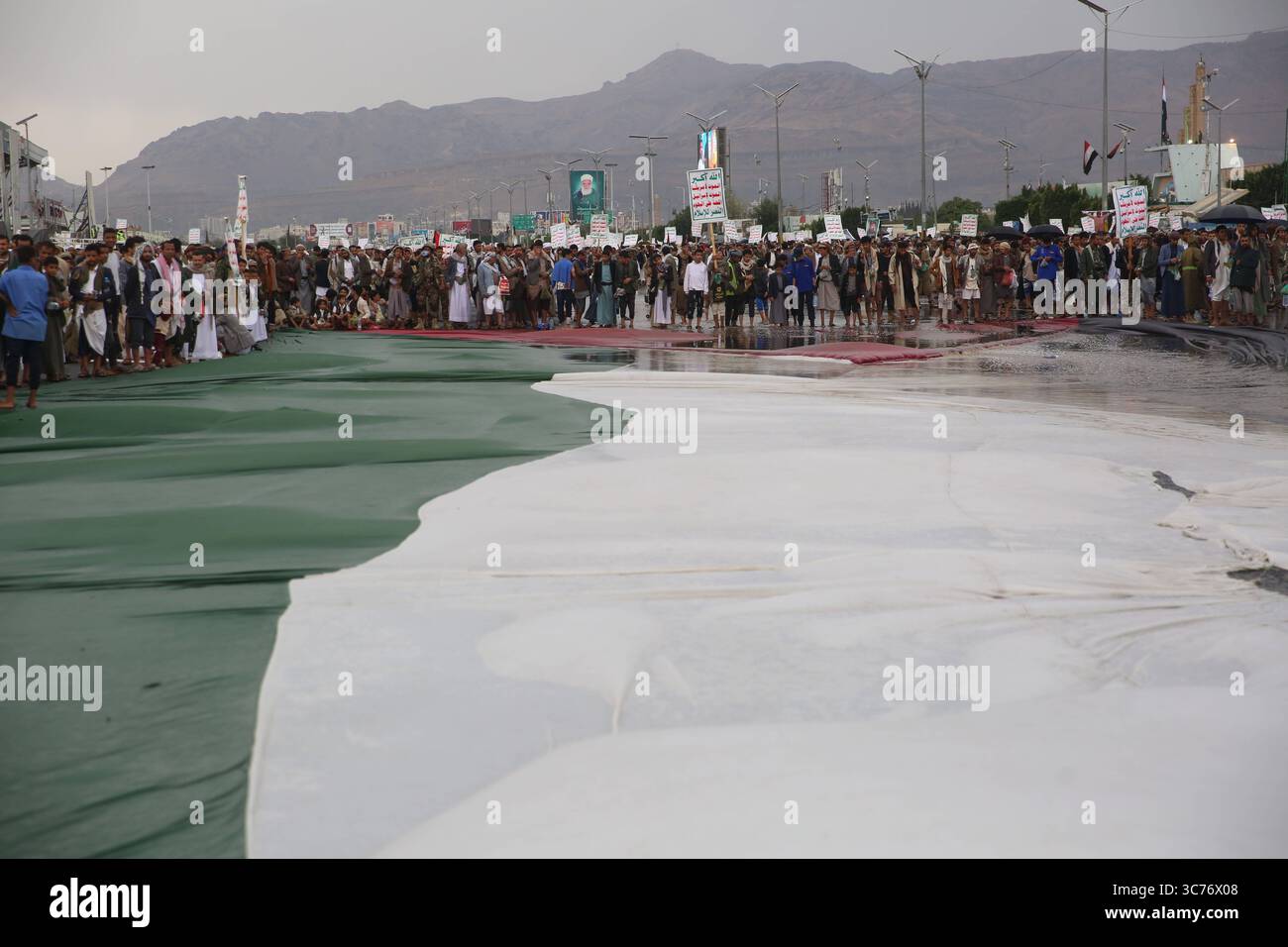 Houthis protest against US, Israel over Gaza famine - Houthi supporters ...