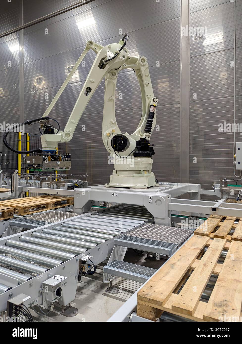 Industrial robot arm featuring hi-res stock photography and images - Alamy