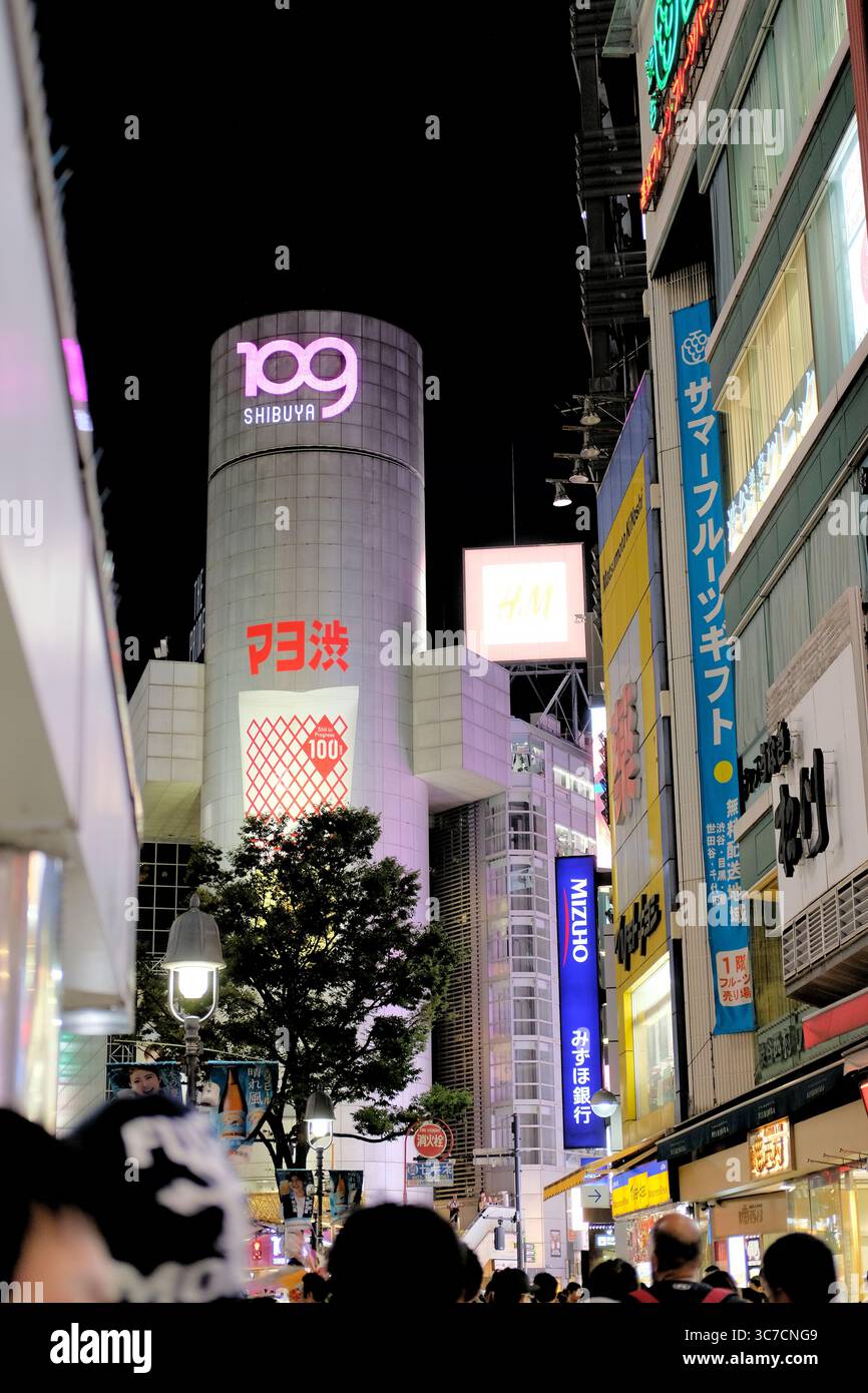 Retail in japan hi-res stock photography and images - Alamy