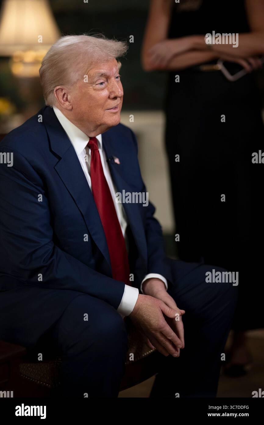 Donald trump side profile hi-res stock photography and images - Alamy