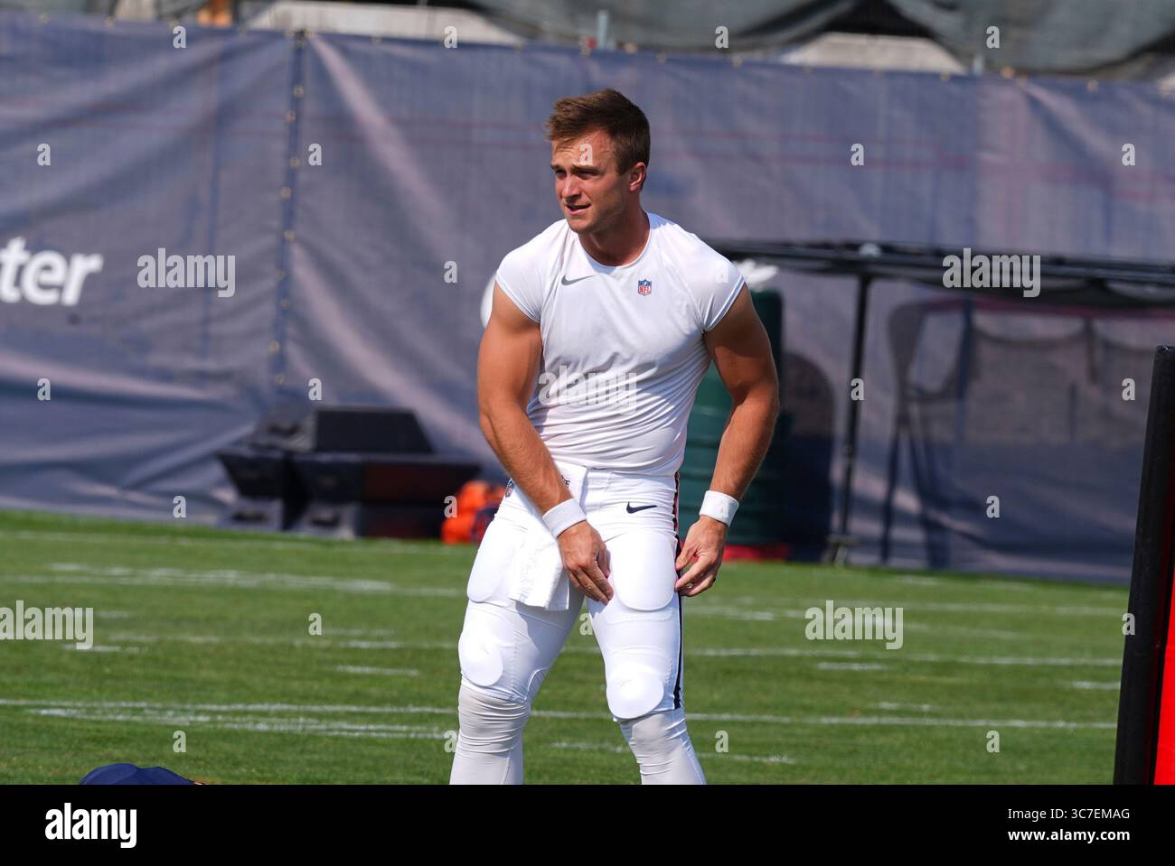 Denver Broncos quarterback Sam Ehlinger (4) warms up before an NFL ...