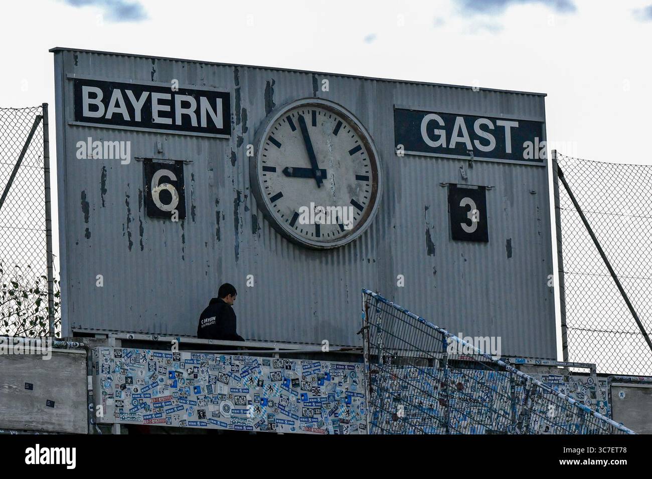 Die Anzeigetafel zeigt den Endstand, 01.08.2025, München (Deutschland ...