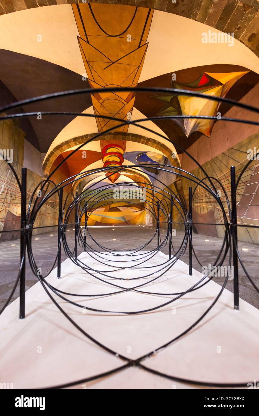 An inconcluded mural by Mexican Artist David Alfaro Siqueiros: "Vida y ...