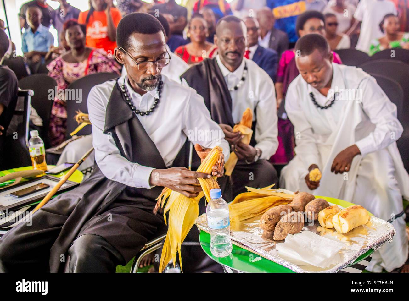 (250802) -- KIGALI, Aug. 2, 2025 (Xinhua) -- Guests wearing Rwanda's ...