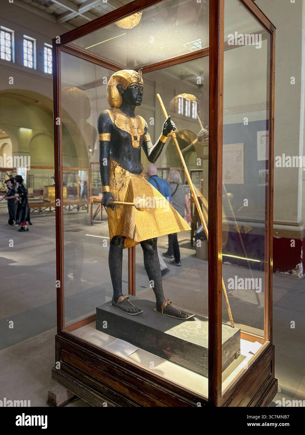 Guardian statue of Pharaoh Tutankhamun wearing the khat headdress ...