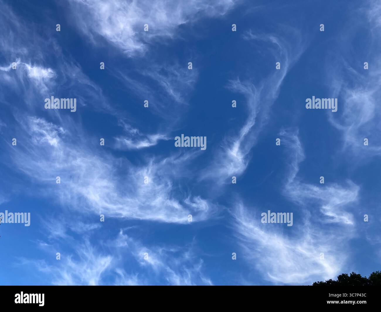 Wispy cloud pattern hi-res stock photography and images - Alamy