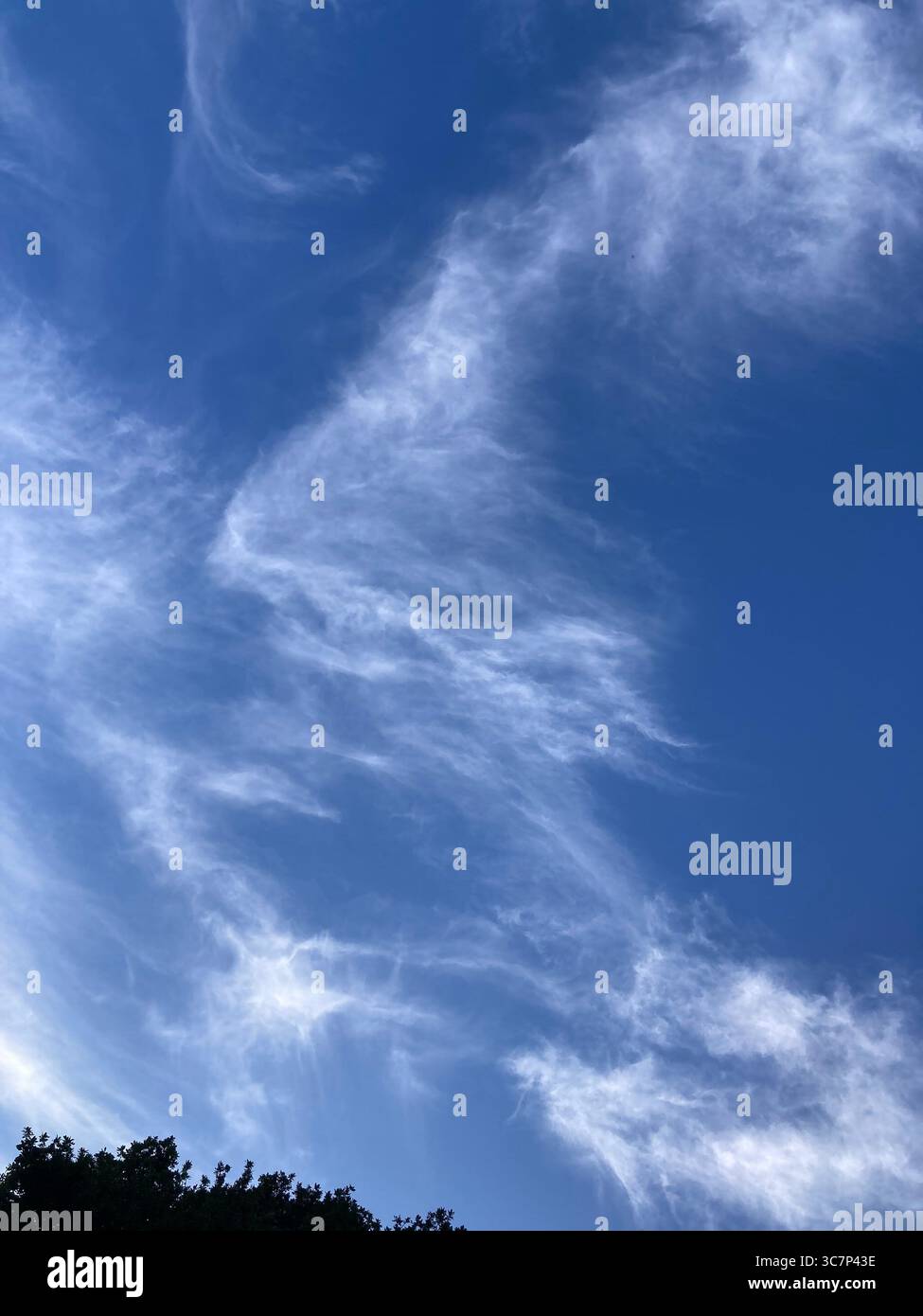 Wispy cirrus cloud hi-res stock photography and images - Alamy