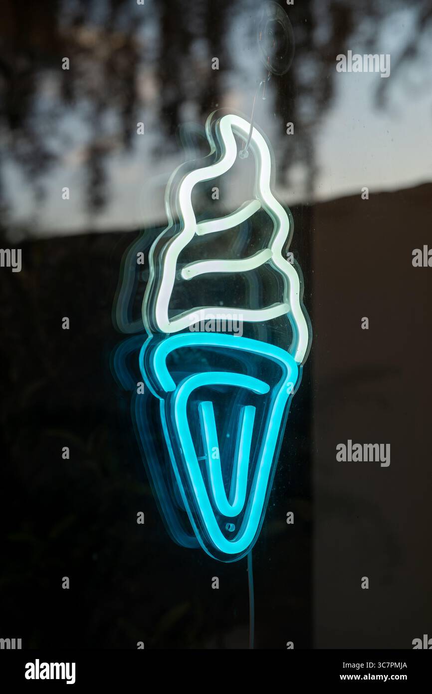 Ice cream shop storefront hi-res stock photography and images - Alamy